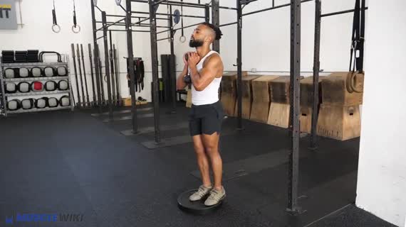 Dumbbell Goblet Deficit Reverse Lungeエクササイズガイド - Glutesワークアウト | MuscleWiki