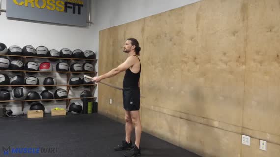 Guide d'Exercice Standing Shoulder Flexion Mobility | MuscleWiki